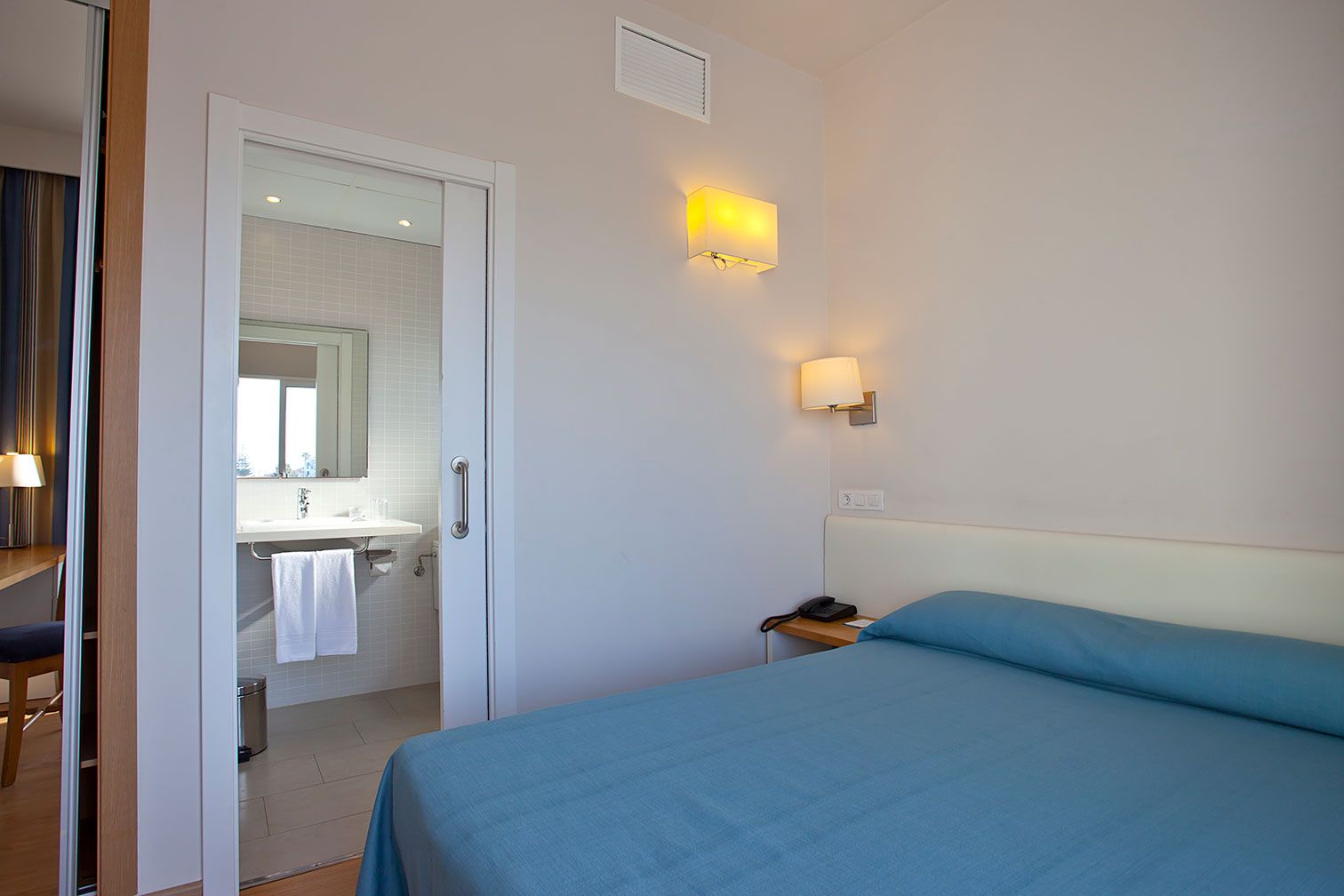 Seth Playa Azul desde 55 €. Hoteles en Cala en Porter - KAYAK